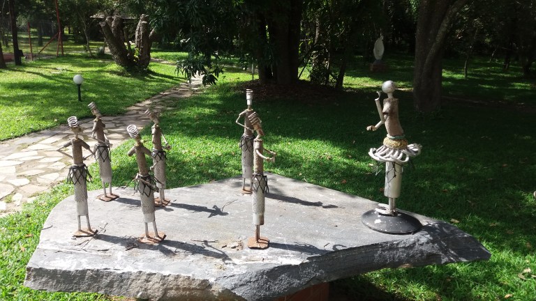 An Artistic Afternoon at Chaminuka – The Points of Lu